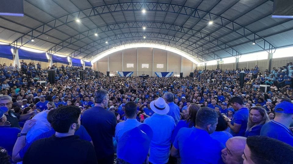 Milhares de pessoas participaram da convenção onde o PP oficializou a ...